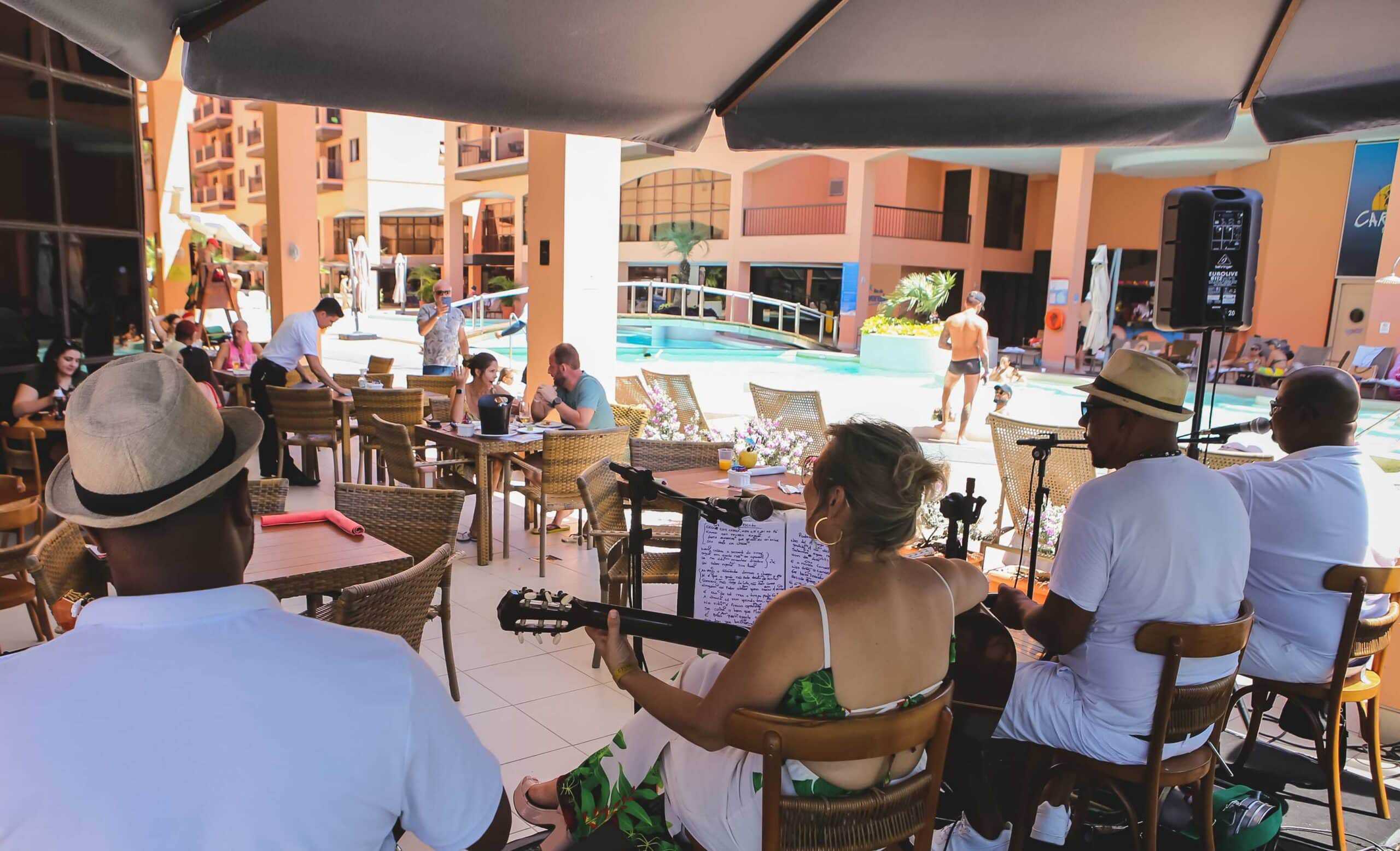 Pool parties, desfiles de blocos kids e escola de samba marcam o ...